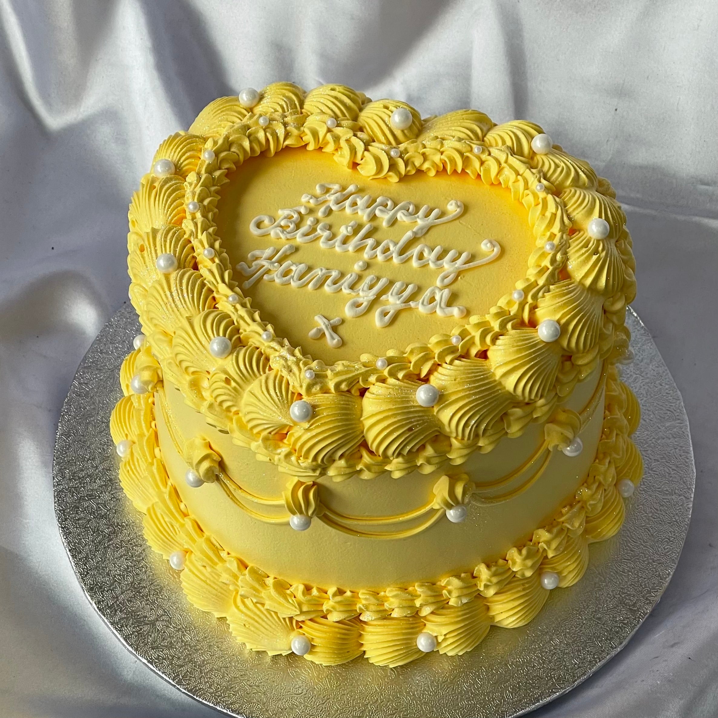 Yellow Monochrome Heart – F&F Cakes
